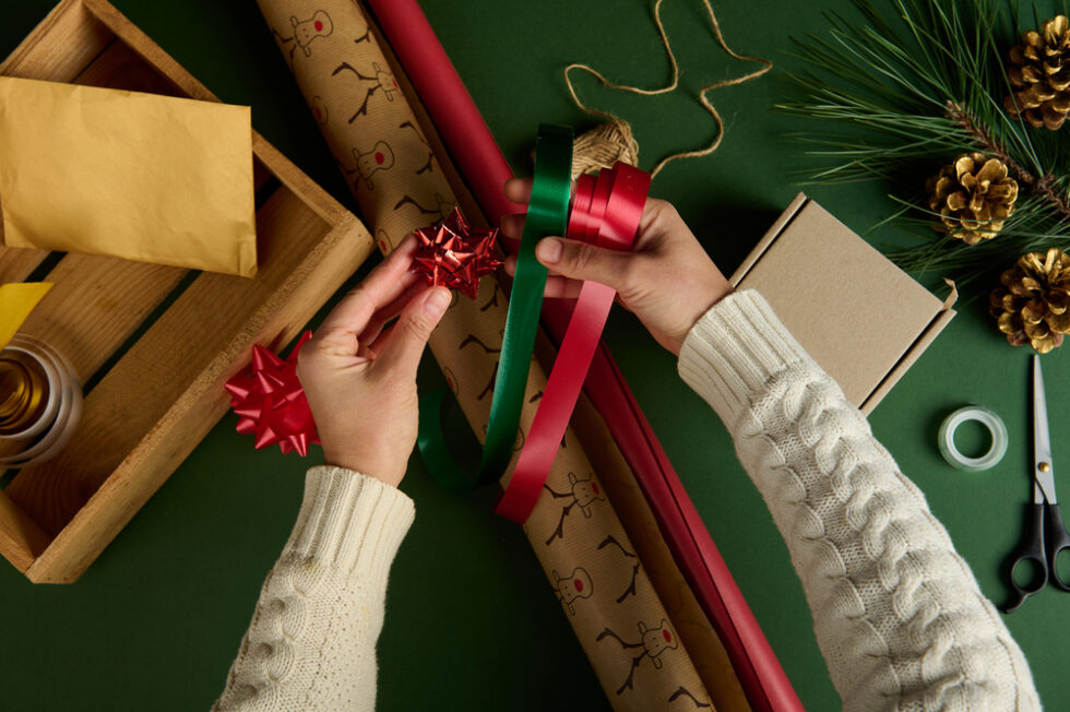 A Beginner's Guide to Wrapping Christmas Gifts (When You Hate Wrapping ...